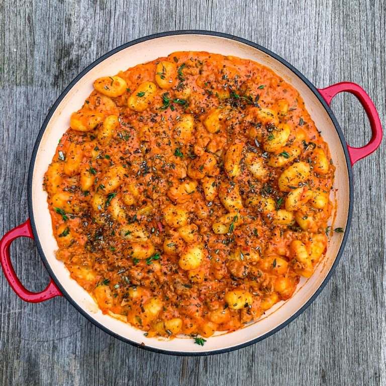 Creamy Tomato and Harissa Pasta - Zena's Kitchen